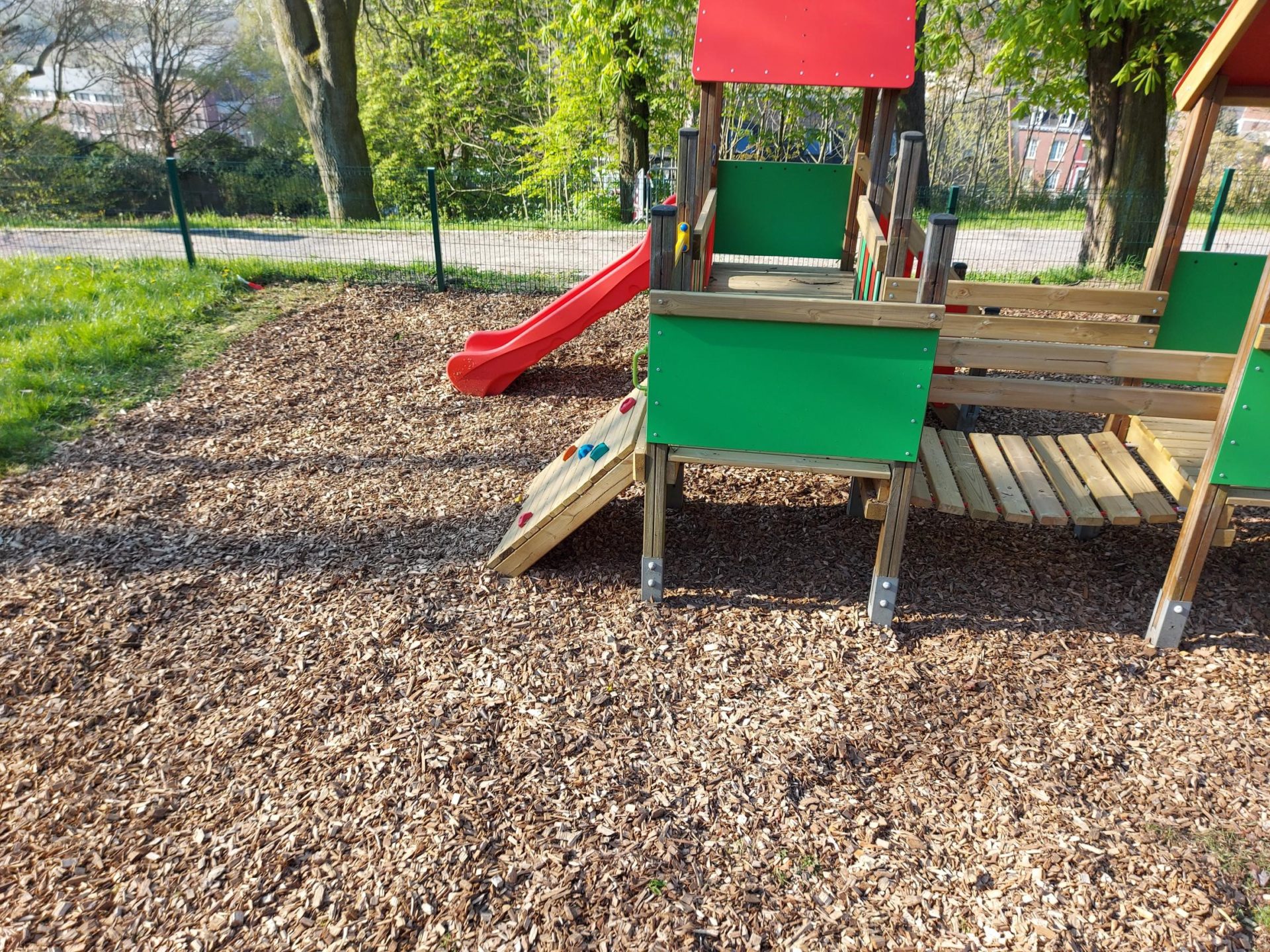 Le module de jeux de l’école du Parc a de nouveaux copeaux – Ecoles de ...